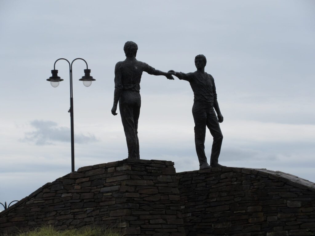 Le Hands Across the Divide à Derry • Guide-Irlande.com