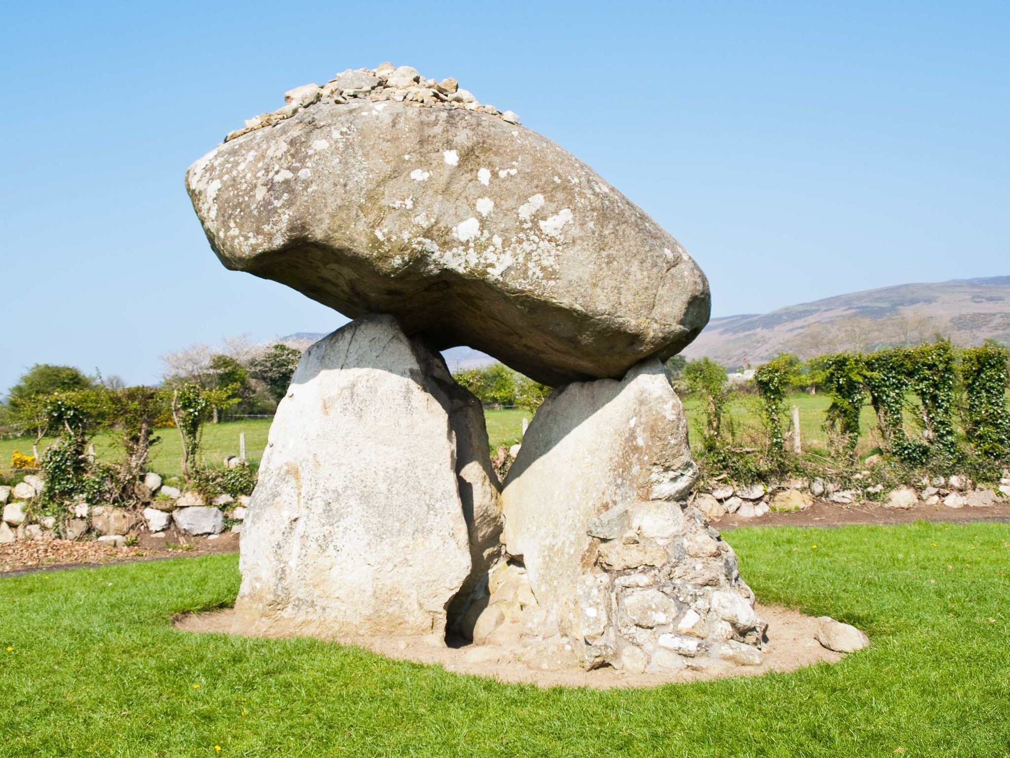 Dolmen de Proleek dans le comté de Louth • Guide Irlande.com