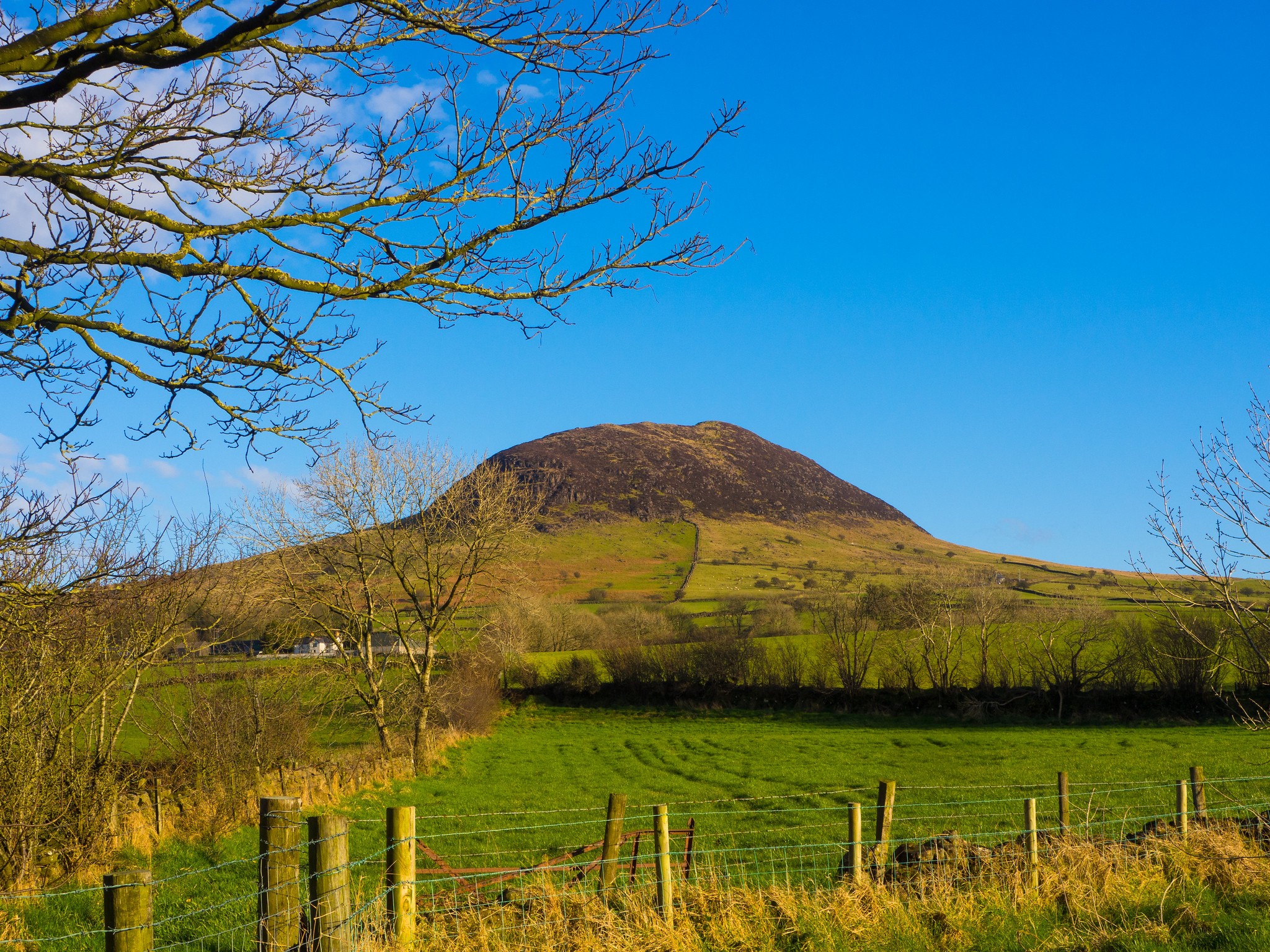 La Slemish Mountain en Irlande du Nord • Guide Irlande.com