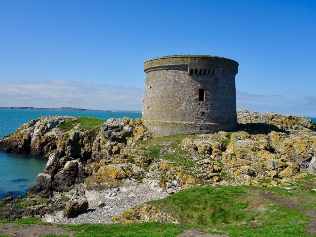 Tour Martello à visiter en Irlande ☘️ • Guide-Irlande.com