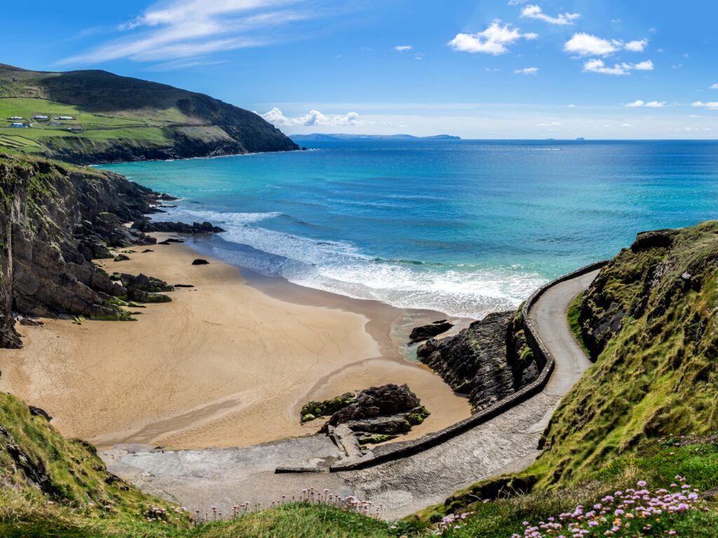 Coumeenoole ☘️ : activités & hébergements • Guide-Irlande.com