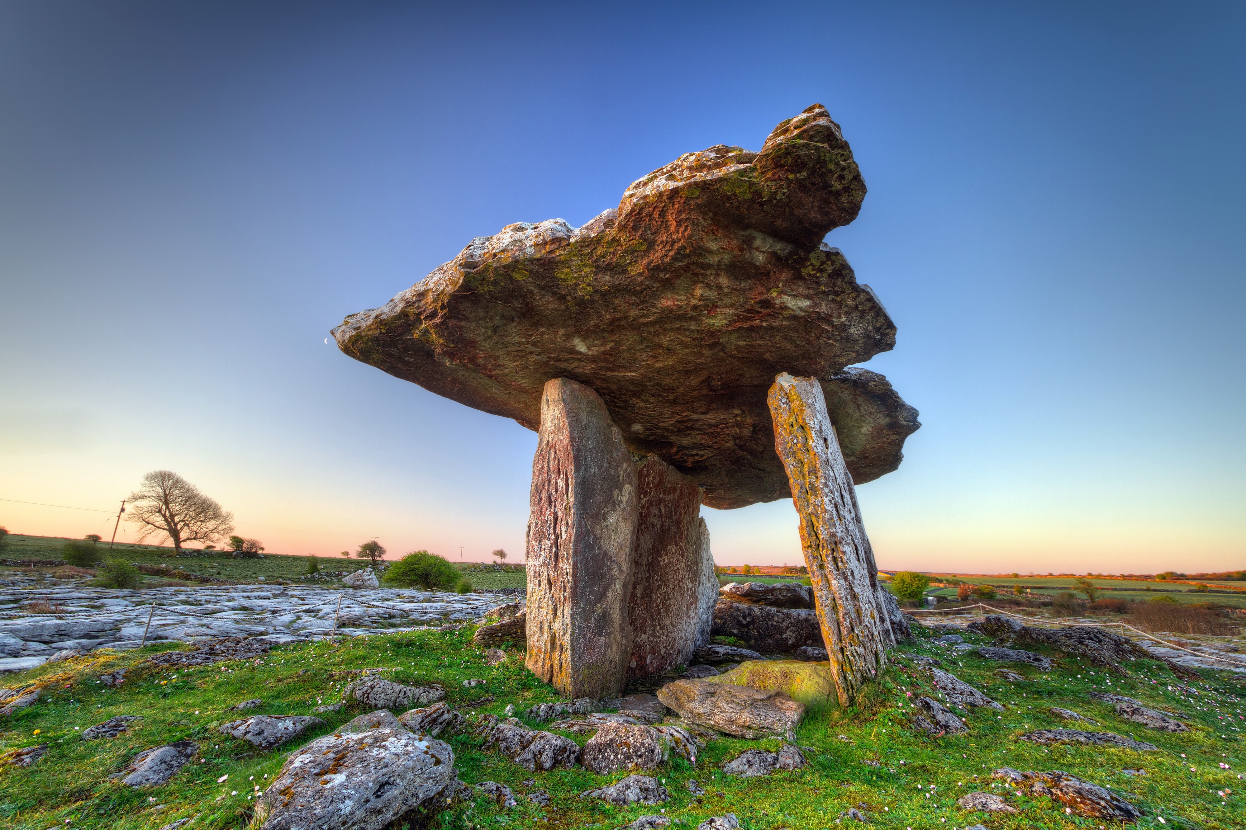 Le Dolmen de Poulnabrone en Irlande • Guide Irlande.com