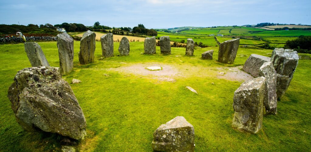 Le Cromlech de Drombeg - cercle de pierres • Guide-Irlande.com