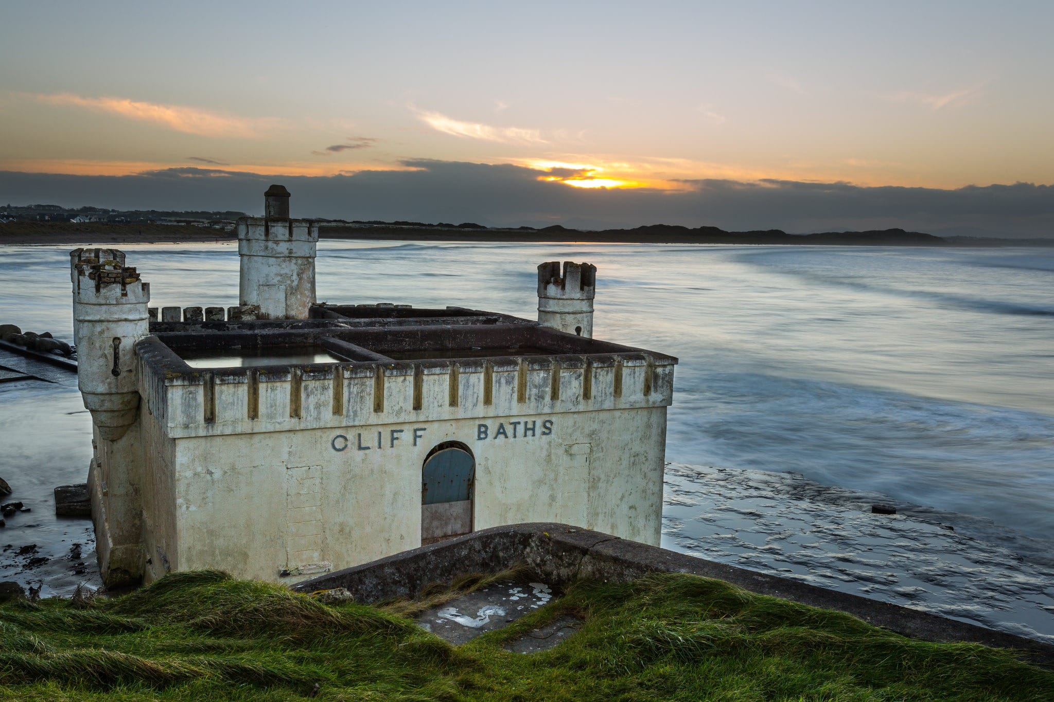 Enniscrone Cliffs Bath - Thermes irlandais • Guide Irlande.com