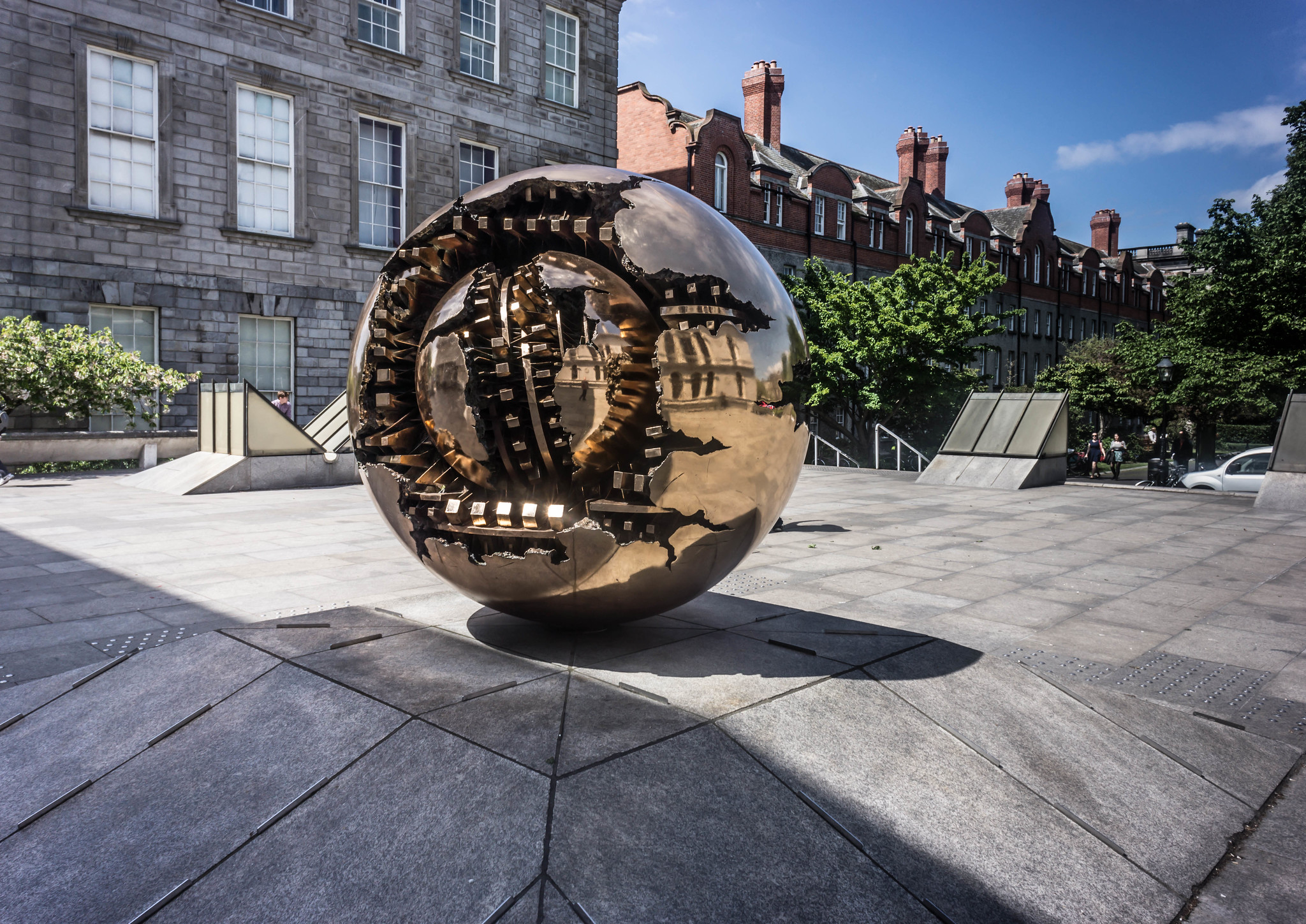 Sphere with Sphere à Trinity College • Guide Irlande.com