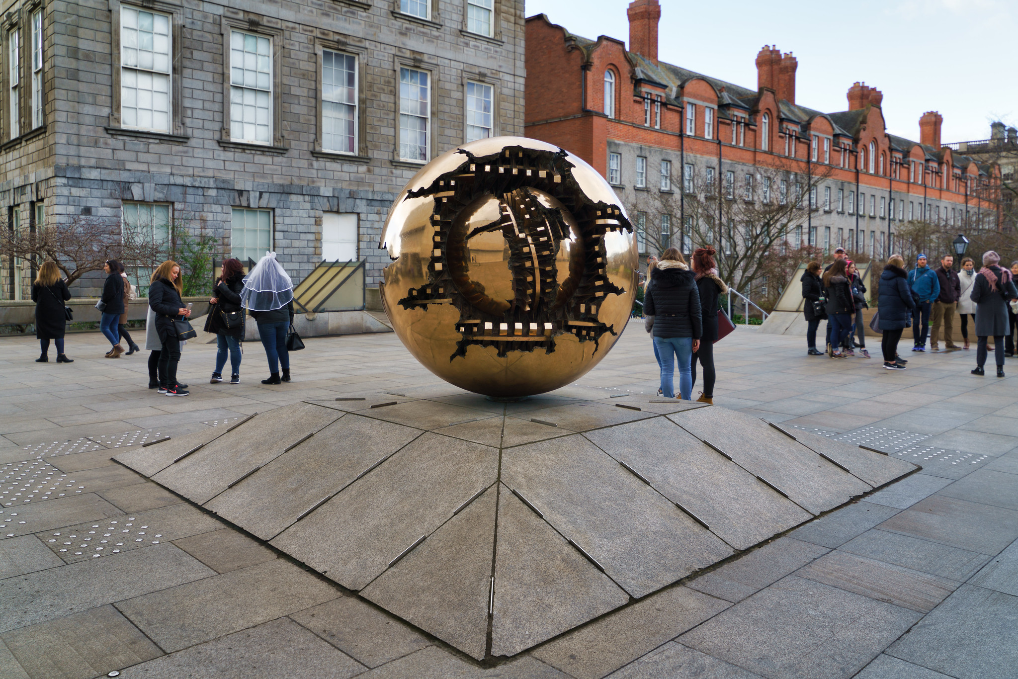 Sphere with Sphere - Scultpure à Trinity College | Guide Irlande.com