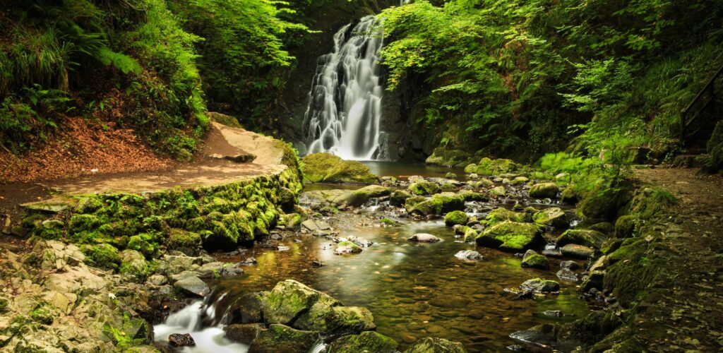 La Glenoe waterfall : cascade nord-irlandaise • Guide-Irlande.com