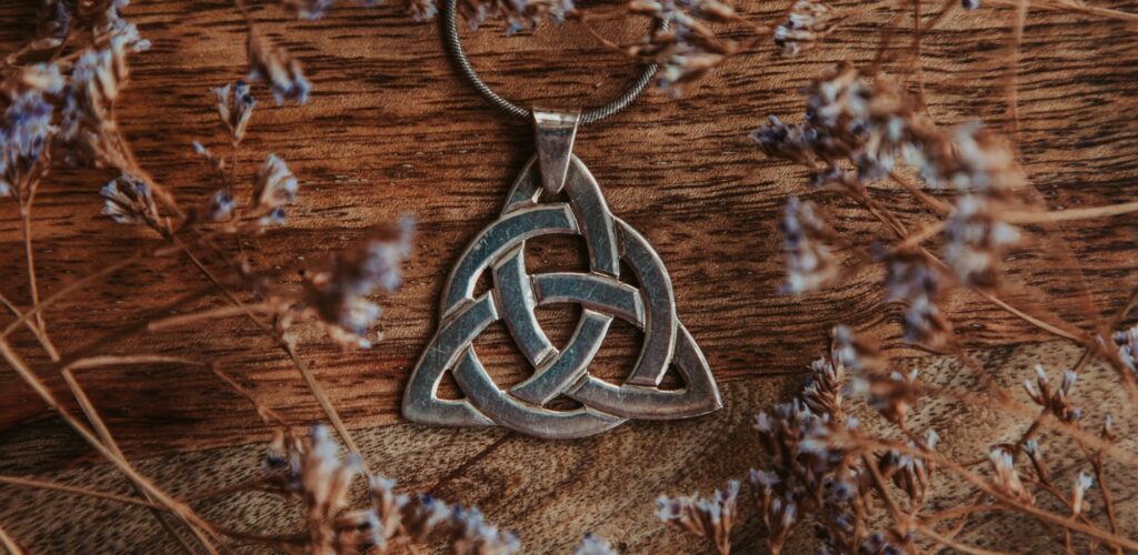 La Triquetra - Symbole en entrelacs • Guide-Irlande.com