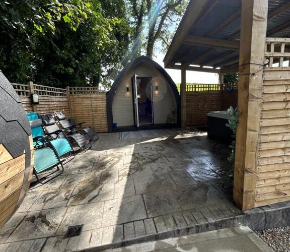 Paddock Pod - Sleeps 4 & Roofed Over Private Hot Tub & NEW SAUNA ...