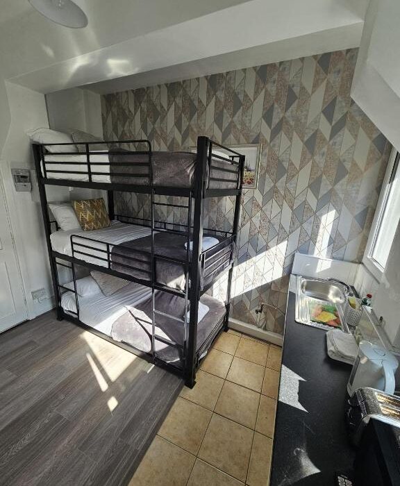 Snug Triple Bunk Studio Room • Guide-Irlande.com